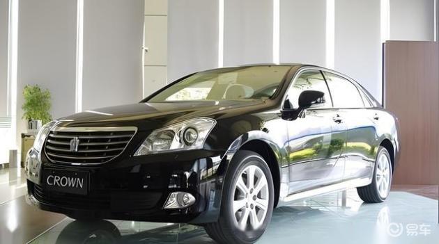 新丰田皇冠Sedan登场，2.4T混动竞争奥迪A6L，零百5.8s配四驱_易车