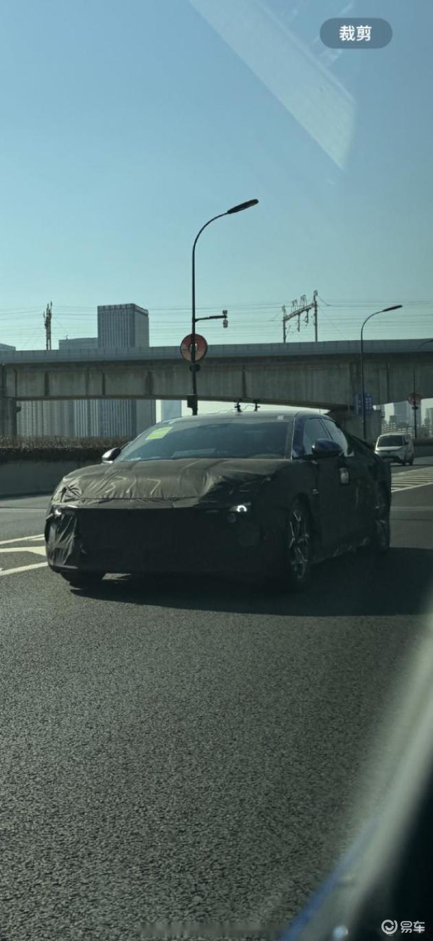 领克首款纯电车型E371谍照曝光 “实车很大 姿态不错”_易车