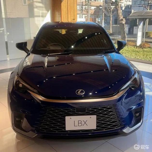 雷克萨斯LBX实车曝光：城市出行的精致力量_易车