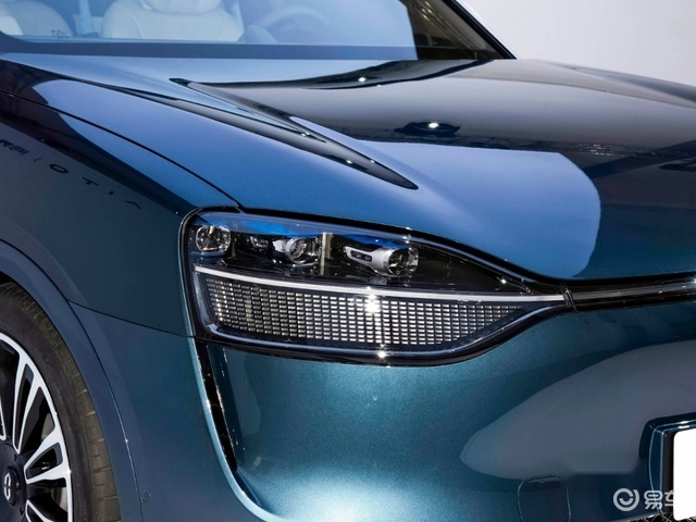 问界M9的车灯搭载百万像素智慧投影大灯HUAWEI XPIXEL_易车