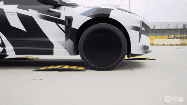 蔚来ET9就是通过非集成式主动悬架独立控制四个轮胎避震的高低_易车