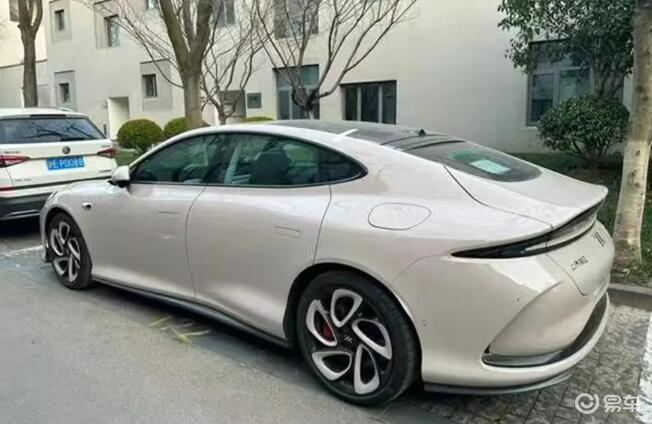 智己L6搭载超快充固态电池，准900V的超快补能能力_易车