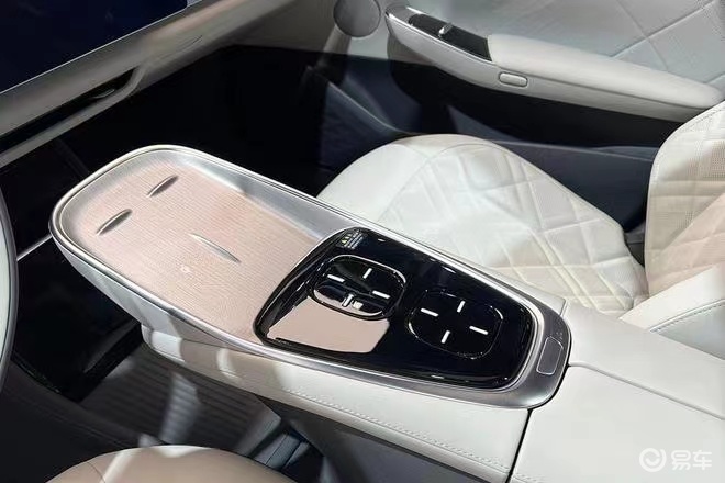 长安启源A07车内提供了淡云灰、薄雾绿和赤缇红多种颜色供选择_易车