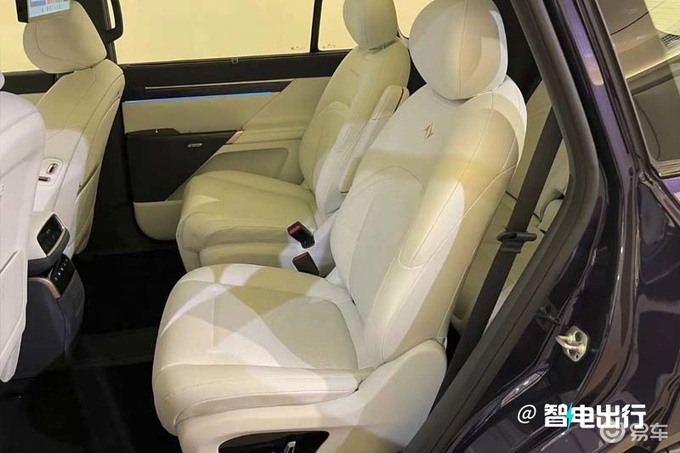 奕派008内饰实拍！销售：平替理想L8，16万来一辆？_易车