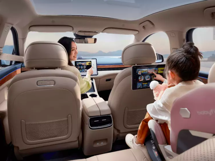 新款问界M5标准版采用了HUAWEI DriveONE纯电驱动平_易车