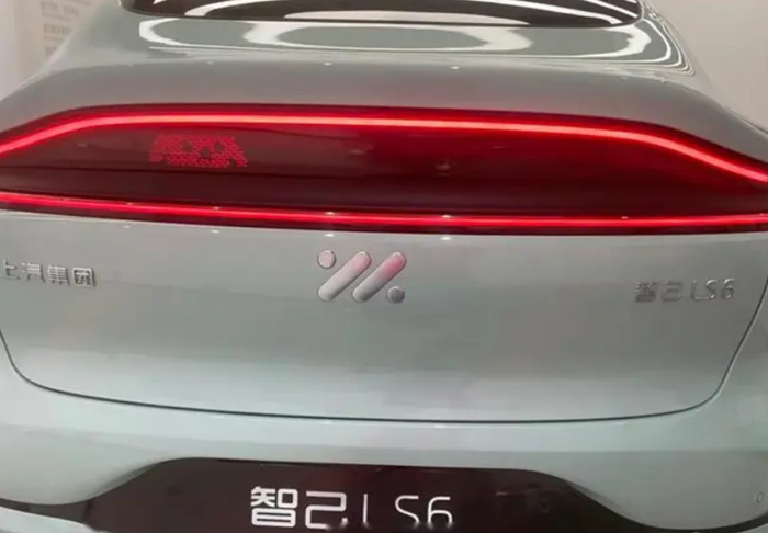 智己LS6用车体验之ISC交互尾灯_易车