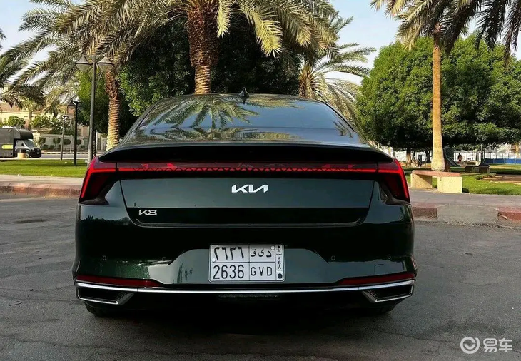 起亚K8实车谍照曝光 配3.5L V6发动机_易车