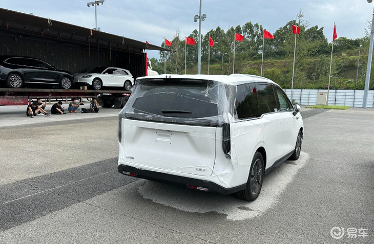 2023成都车展探馆：上汽大通大家MIFA7抢先看_易车