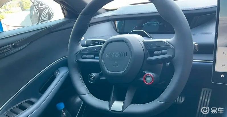 小米SU7的内饰谍照正式曝光新车将采用三辐式多功能方向盘、内嵌式_易车