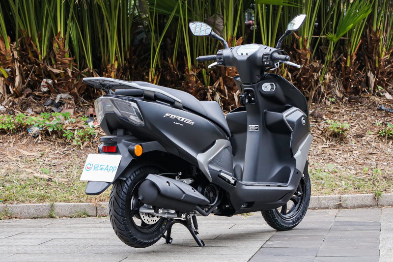 QJMOTOR鸿125入门踏板抢先实拍图解_易车