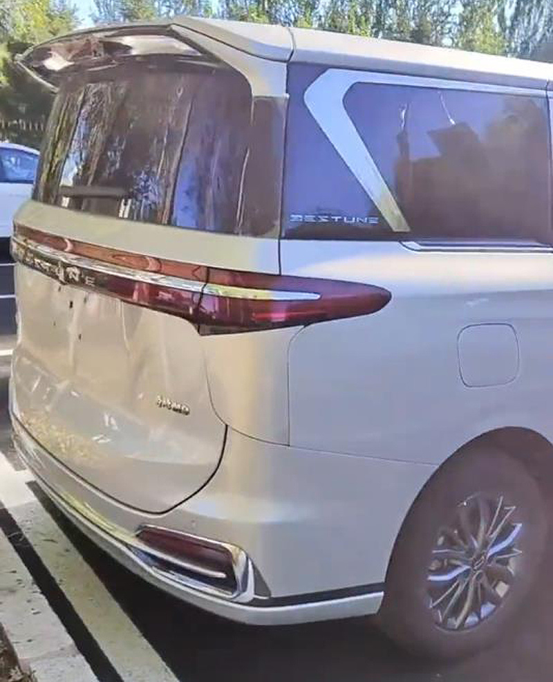 全新奔腾M9实车图 对标传祺M8/搭载2.0T+8AT_易车