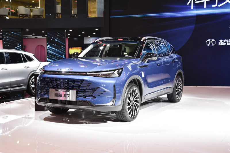 北京新X7在广州基地正式下线 主打紧凑型SUV市场_易车