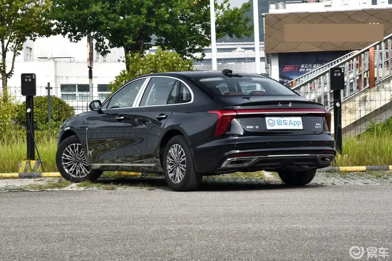 红旗H5 PHEV首台平台车试制下线 定位插混中型轿车_易车