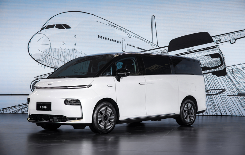 吉利LEVC L380样车正式下线 采用SOA架构/拥有3-8座空间布局_汽车产经网