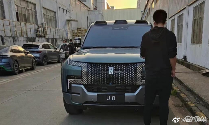 仰望U8实车曝光 比奥迪会秀“灯” 配超大屏_易车