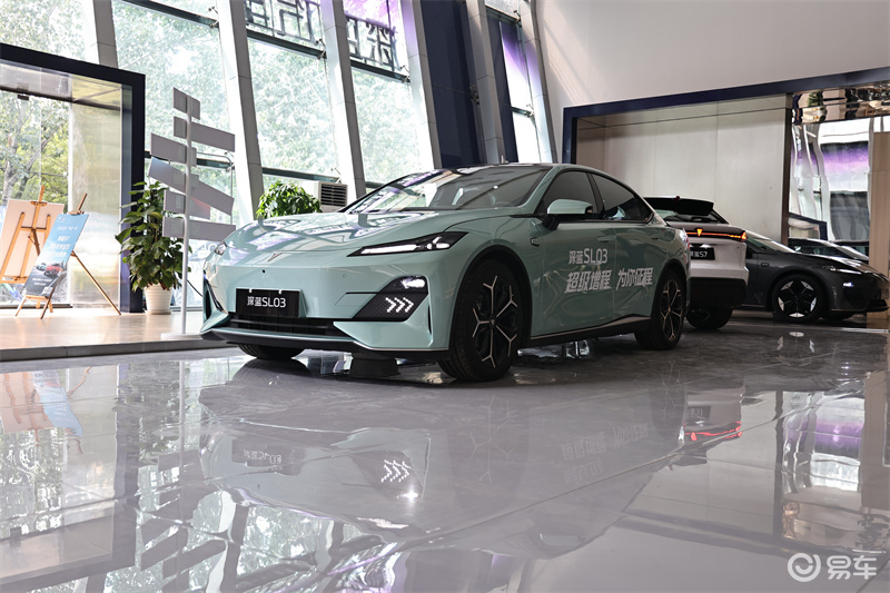 新款深蓝SL03还配备了AR-HUD全息式增强现实系统它与智能辅_易车