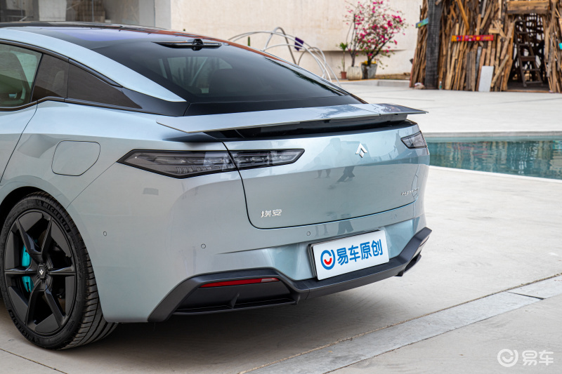 后驱4s“破百”/搭旋翼门 抢先实拍埃安Hyper GT_易车