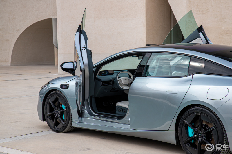 后驱4s“破百”/搭旋翼门 抢先实拍埃安Hyper GT_易车