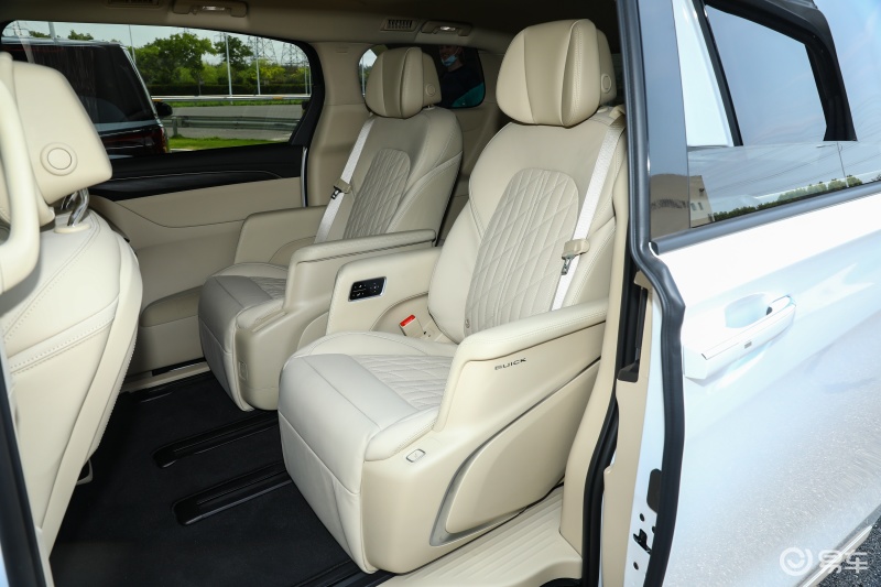 谁才是MPV里的全能王？ 别克GL8 ES陆尊对比丰田赛那_汽车产经网