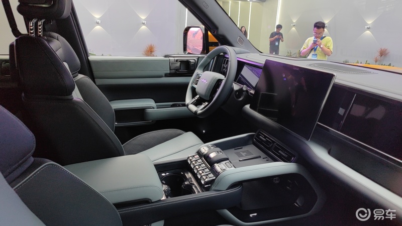 方程豹豹5实车亮相 定位中型SUV/搭载DM-o混动系统_汽车产经网