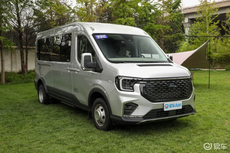 全新一代福特全顺T8将于10月15日上市 拥有两种前脸样式_易车