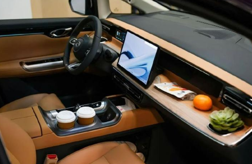 传祺E8传祺新能源E8配备了ADiGO PILOT超感智能驾驶系_易车