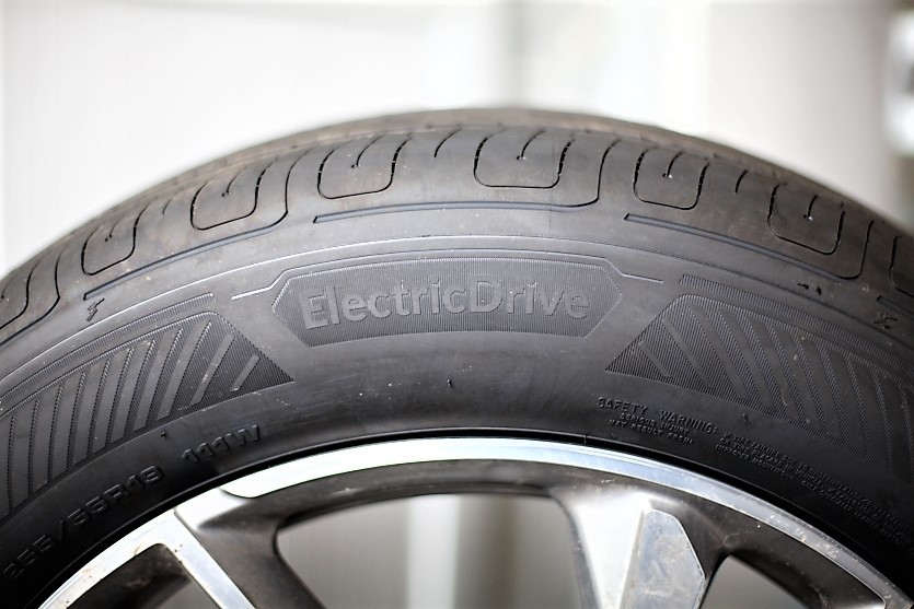 蔚来ES6运动版搭载的这款固特异e锐乘轮胎型号是255/55 R_易车