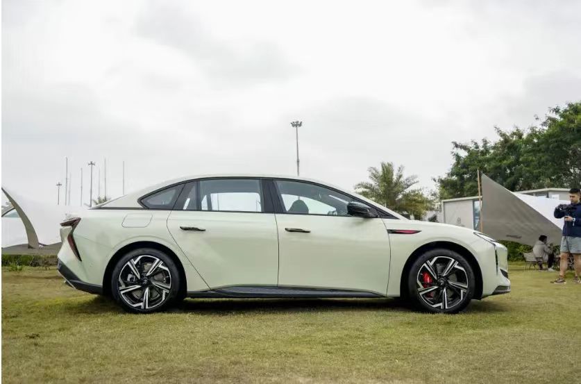 红旗EH7震撼登场,售价22.98万起!引领新能源风潮_易车