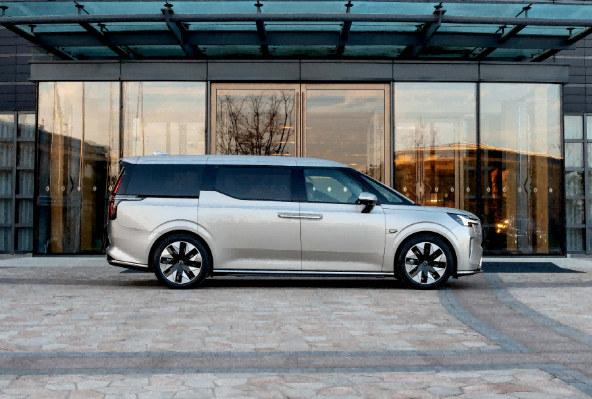 豪华市场首款纯电MPV，售81.8万，实拍沃尔沃EM90_易车