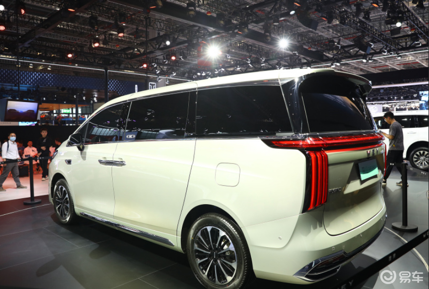 魏牌高山内饰，一体屏+航空座椅，能翻过腾势D9的大山吗？_易车