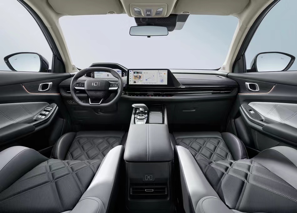 2023广州车展：长安起源Q05和A06亮相广州车展_易车