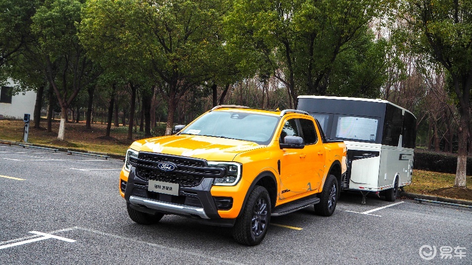 全新一代福特游骑侠Ranger傲然矗立展现出硬核皮卡的标杆地位_易车