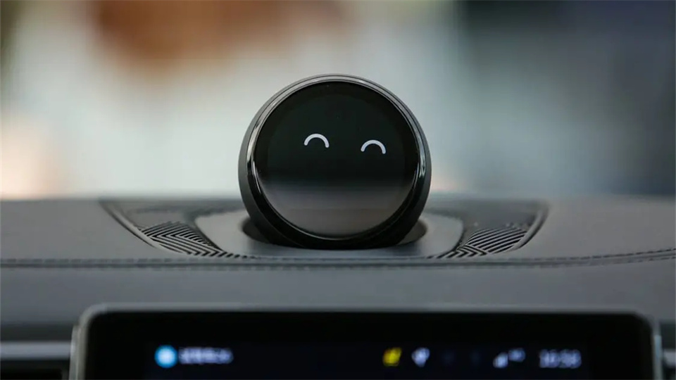 全新蔚来EC6的NOMI更懂你，以后车机交互靠“话聊”？_易车