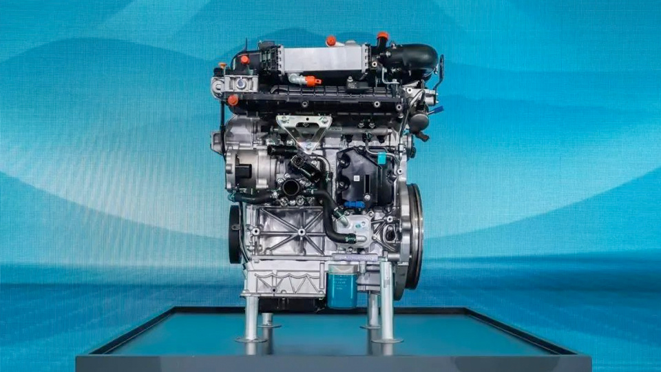 风云A8包括了纯电四驱、纯电两驱、并联四驱、串联两驱以及发动机直_易车