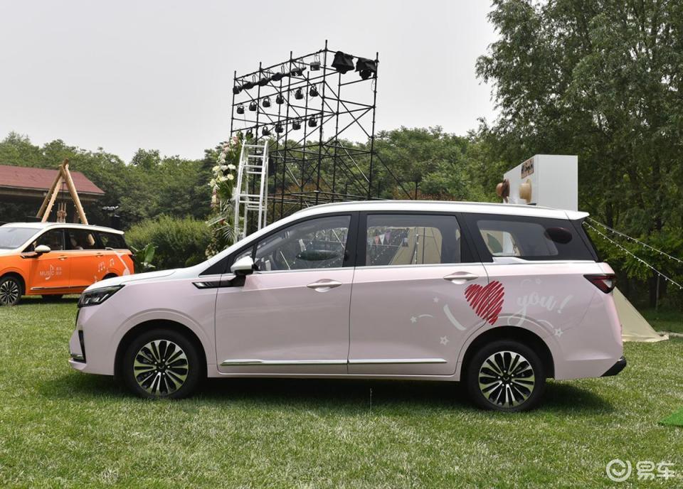 五菱佳辰混动版正式上市，油耗5.7L，售11.58万元_易车