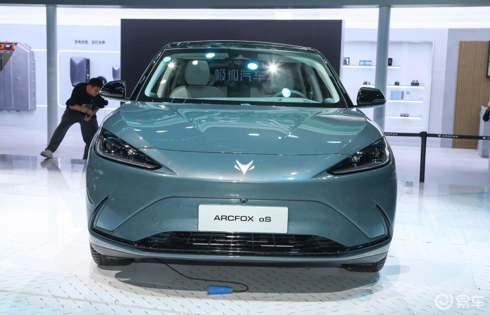 看重性能和智能，极狐阿尔法S森林版和智己L7该怎么选？_易车