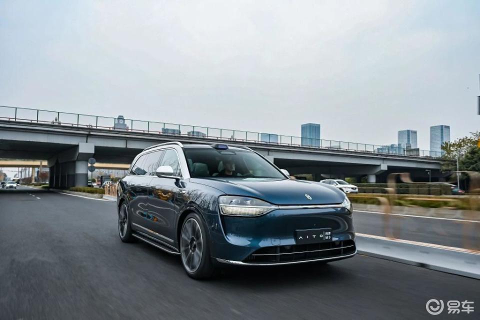 问界M9问界 M9 实现了与 MPV 同样的纯平地板乘坐体验_易车