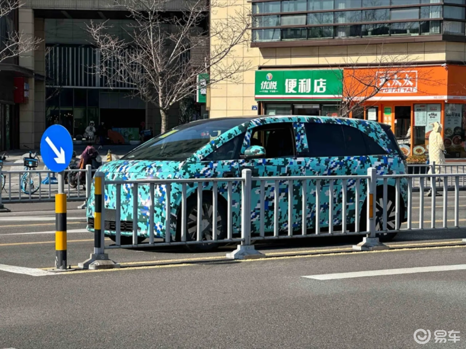 ZEEKR CM2E目前极氪第二款MPV目已经正在进行相关的路面_易车