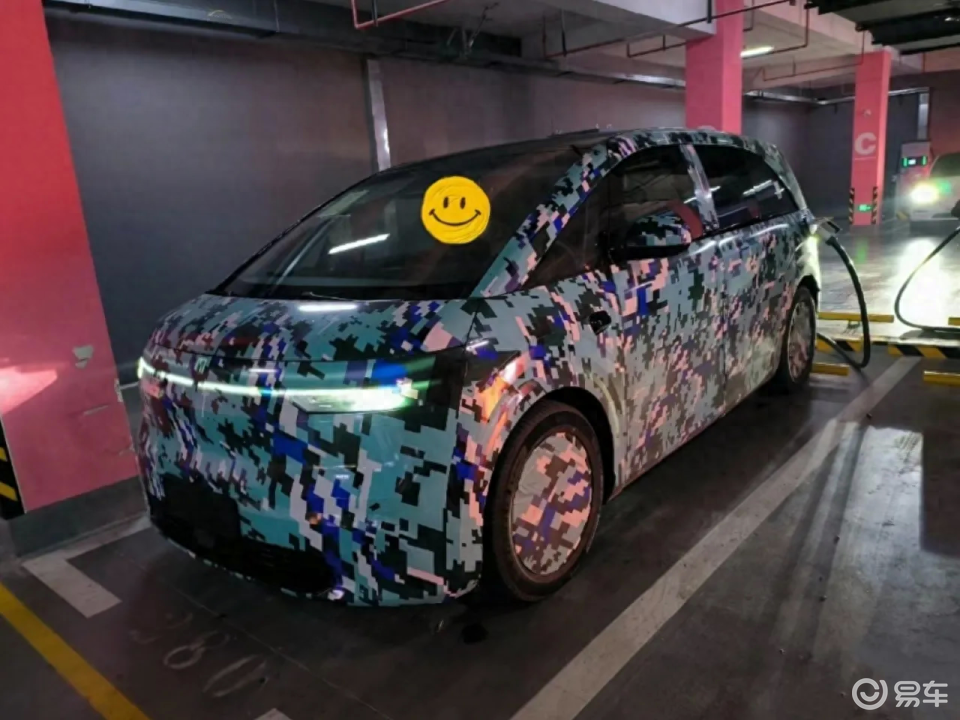 ZEEKR CM2E目前极氪第二款MPV目已经正在进行相关的路面_易车