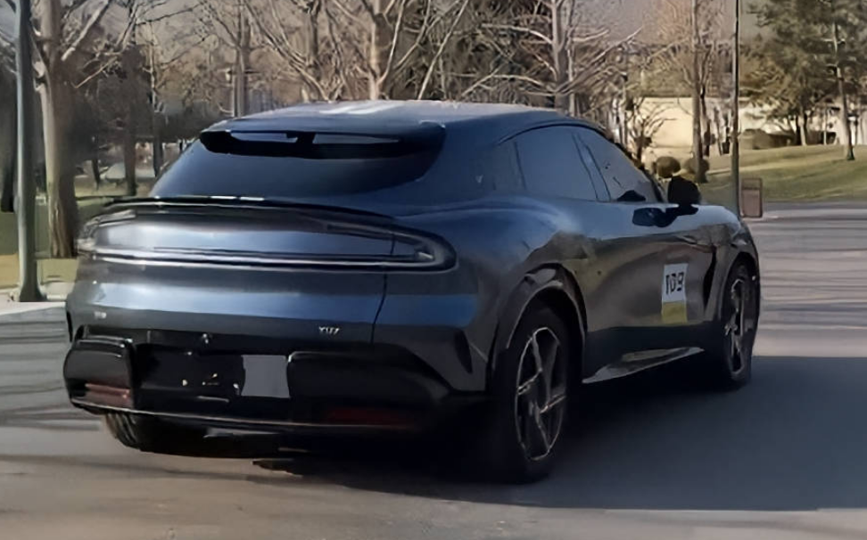 小米YU7无伪装实车图曝光，预计售价30-40万元_易车