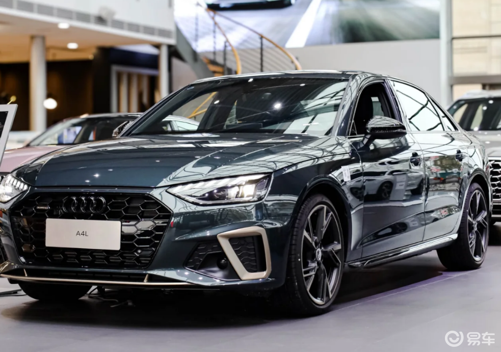 2024款奥迪A4L实车到店，迷彩绿涂装新潮，配置调整_易车