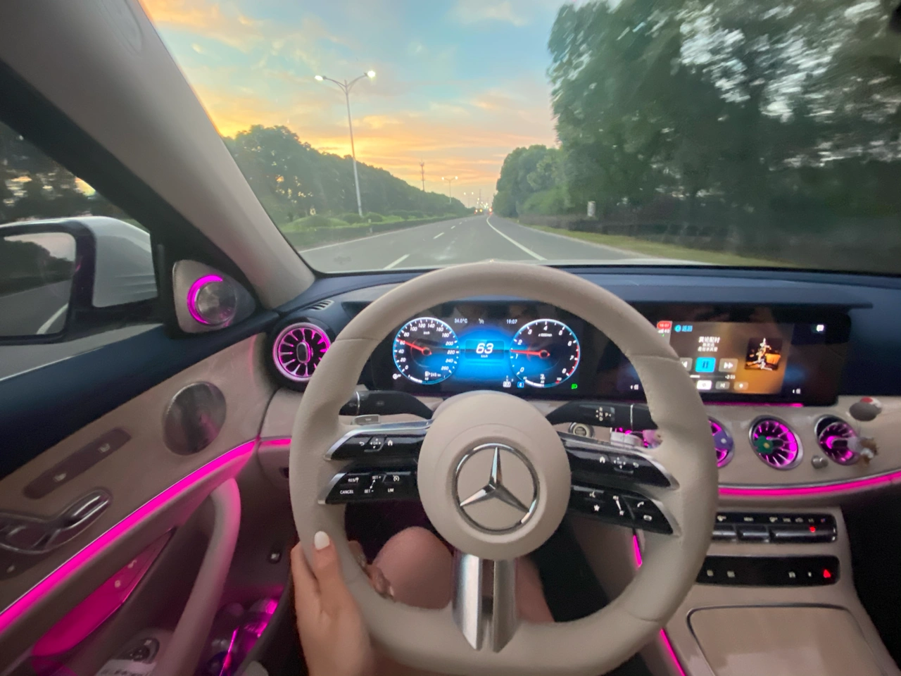 🚗奔驰E300L 游艇蓝内饰改装后绝了_奔驰E级社区_易车社区