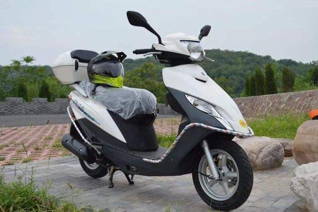 性价比最高的踏板车UU125，油耗1.6L，售价不到8000_易车