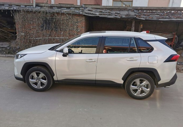 12月RAV4斩获1.52万辆，海外版为何标配爱信8AT，国内只有CVT？_易车