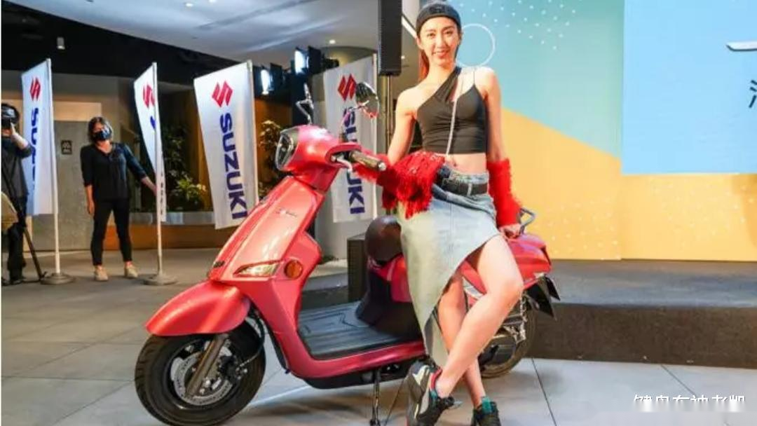 铃木复古踏板Saluto125台湾上市，售价约1.8w，比内地UU125颜值高配置高_易车