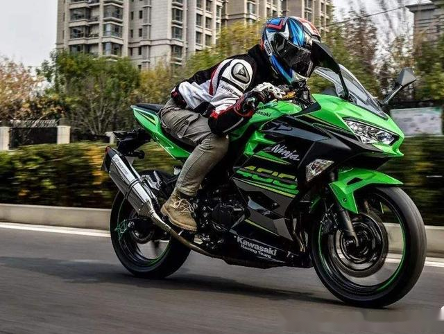 400cc仿赛混战，Ninja400和RC390究竟怎么选？这篇文章给你答案！_易车