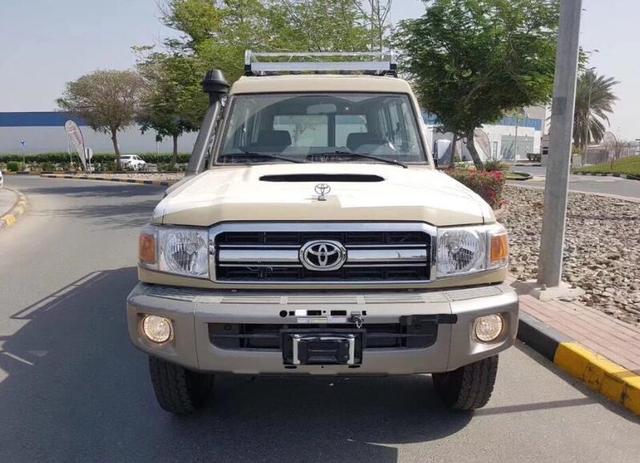 大灯开眼角设计！丰田LC78柴油版越野硬汉实拍 使用空间非常充裕_易车