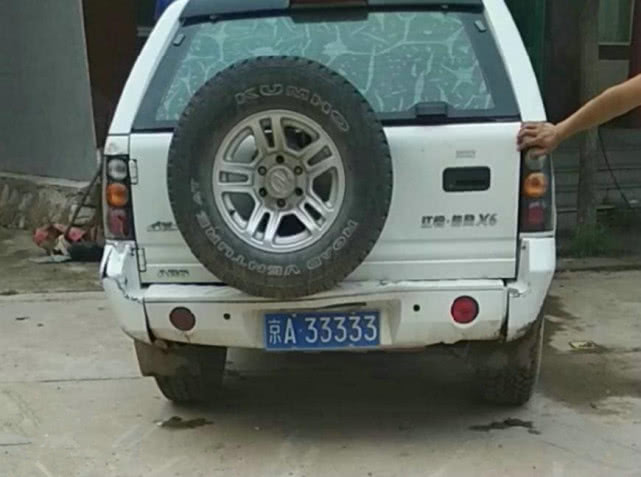 京A33333，价值500万的车牌，挂在一辆2万块的皮卡上？_易车