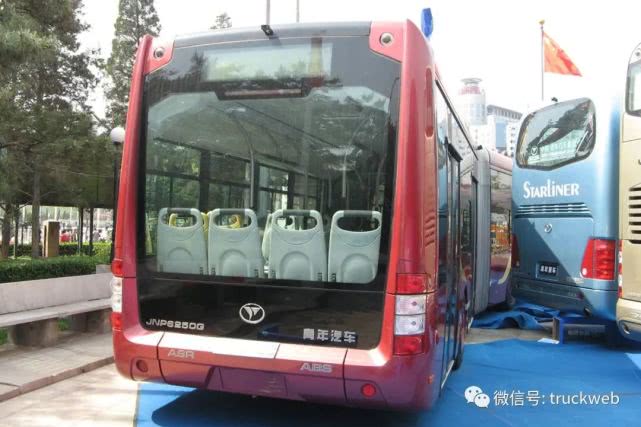中置MAN发动机的25米青年JNP6250G双铰接公交车可曾见过？_易车