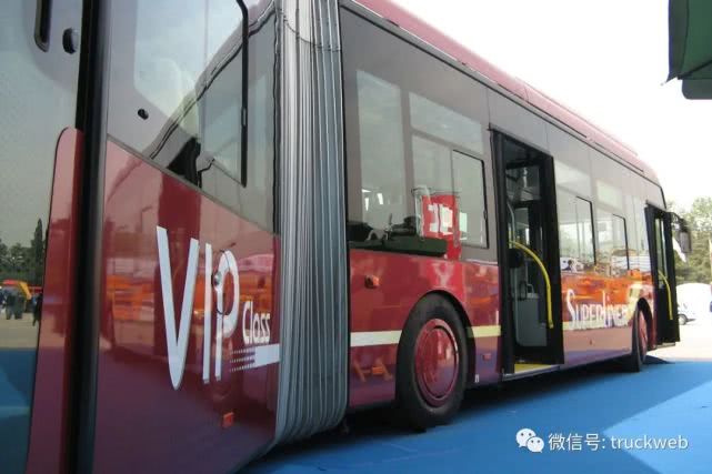 中置MAN发动机的25米青年JNP6250G双铰接公交车可曾见过？_易车